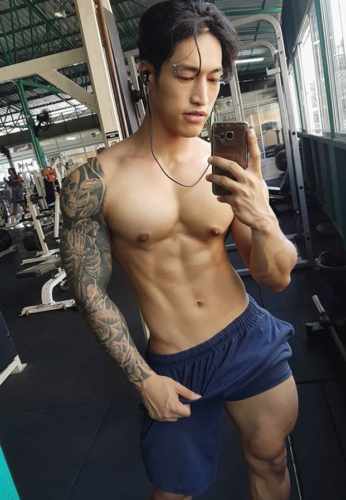 ส่องนายแบบงานดี Saranphong Warin มีรอยสักโดนใจกล้ามใหญ่เห็นแล้วขึ้นเลย - เปิดวาร์ป ดูฝรั่ง ...