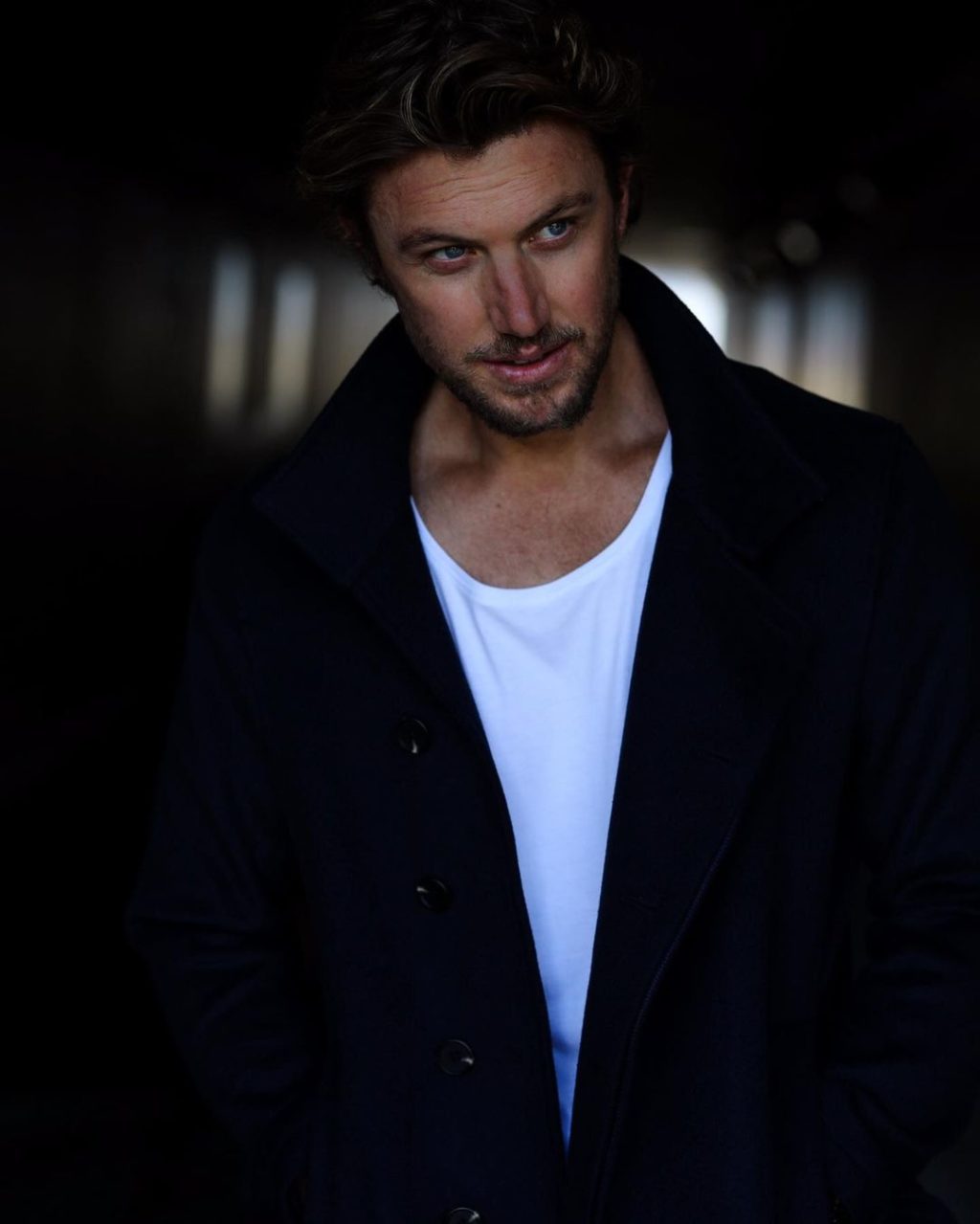 ประวัติ Adam Demos นักแสดงหล่อที่ควรค่าแก่การจับตามองอย่างมาก